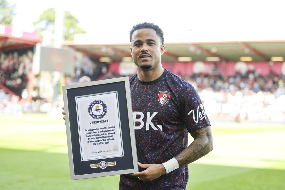 Topvoetballer Justin Kluivert straalt van trots om broer Quincy bij ...
