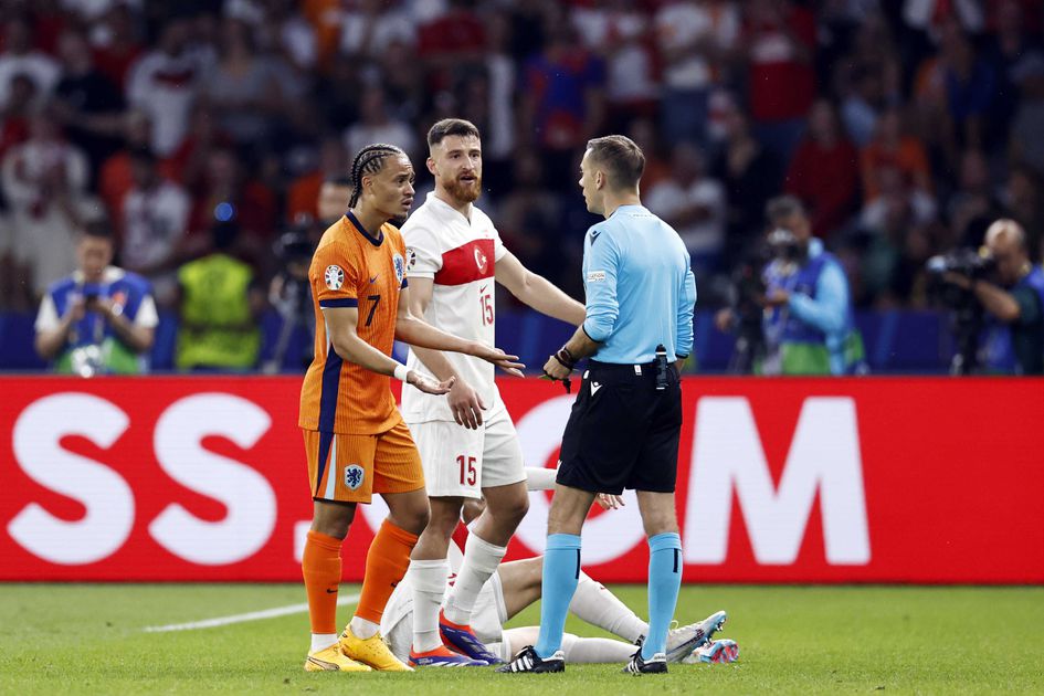 Xavi Simons zorgt voor Turkse woede, scheidsrechter Clément Turpin ...