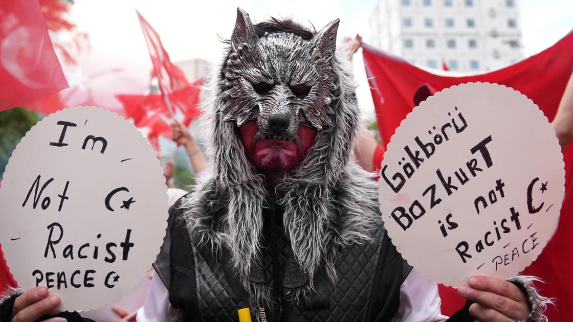 Turkse fans brengen in Berlijn massaal omstreden wolvengroet en ...