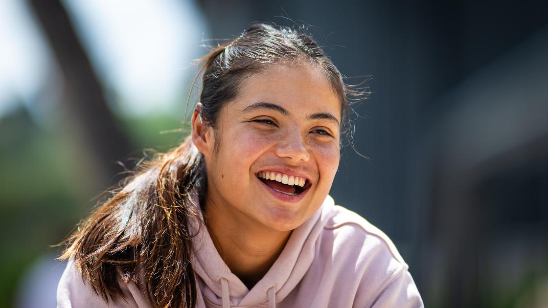 Veelbesproken toptennisster Emma Raducanu openhartig over grote ...