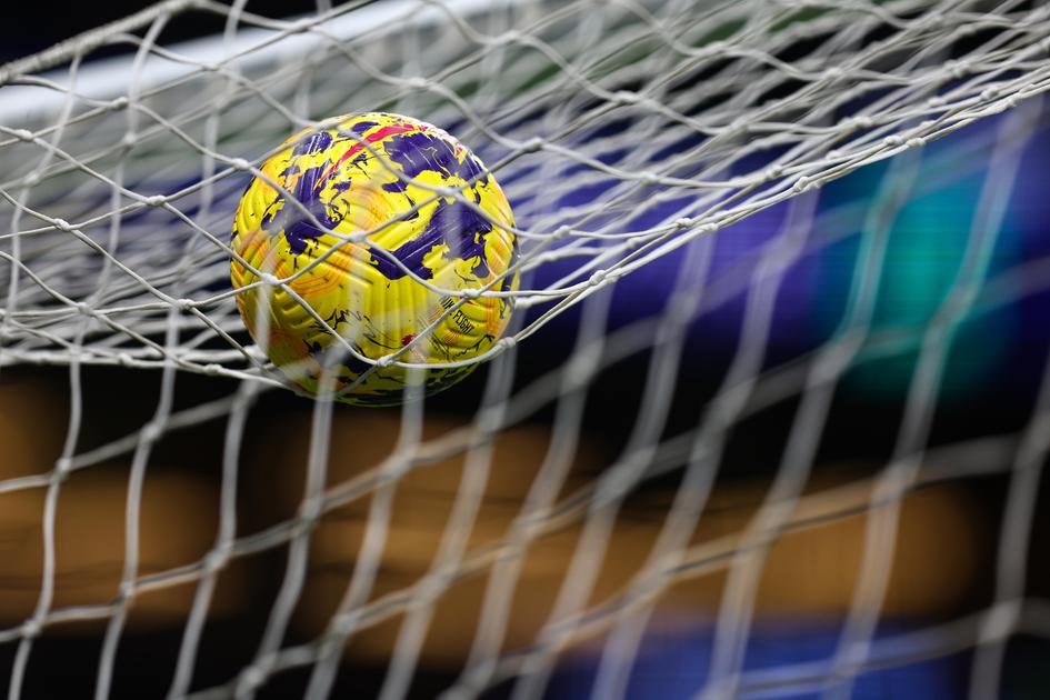 Blunder van het jaar: keepster legt bal panklaar neer voor tegenstander ...