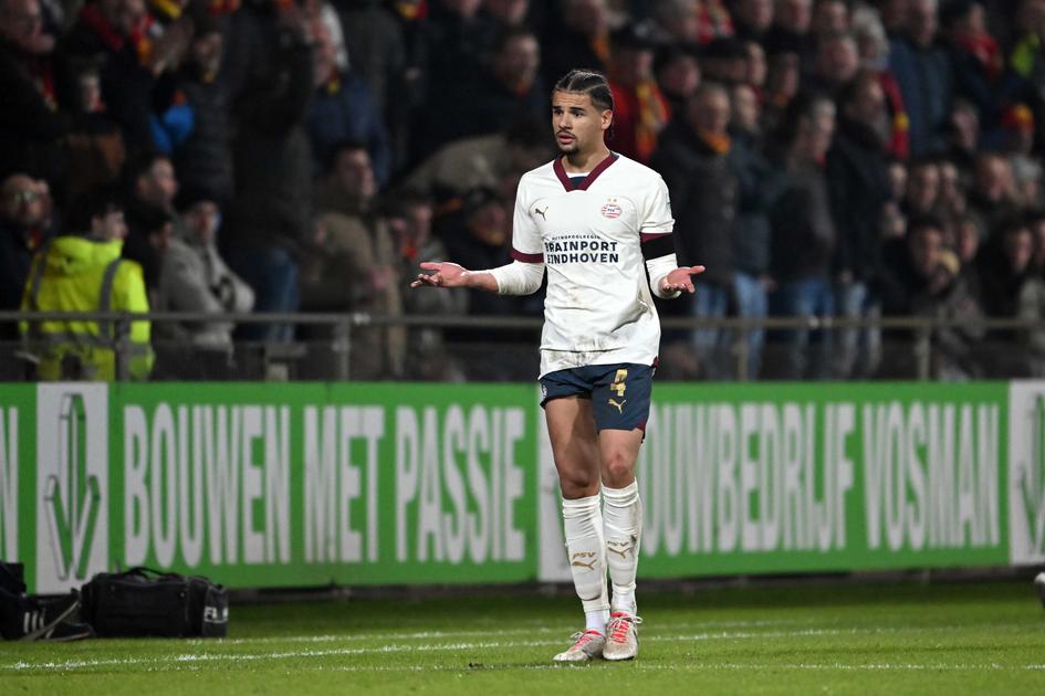 Peter Bosz vol ongeloof over rode kaart Obispo: 'Verschrikkelijk, hoe ...