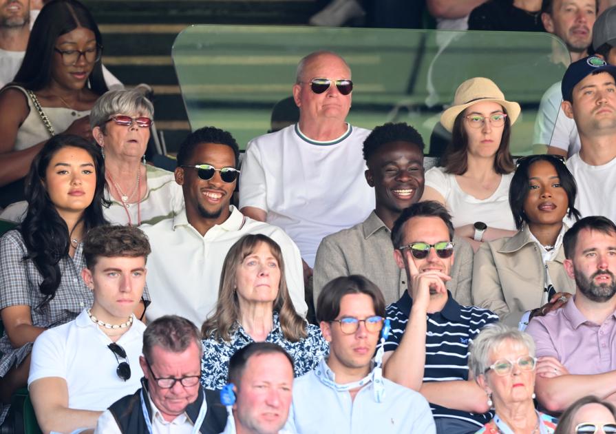 Topvoetballer Jurriën Timber en vriendin schitteren bij Wimbledon naast ...