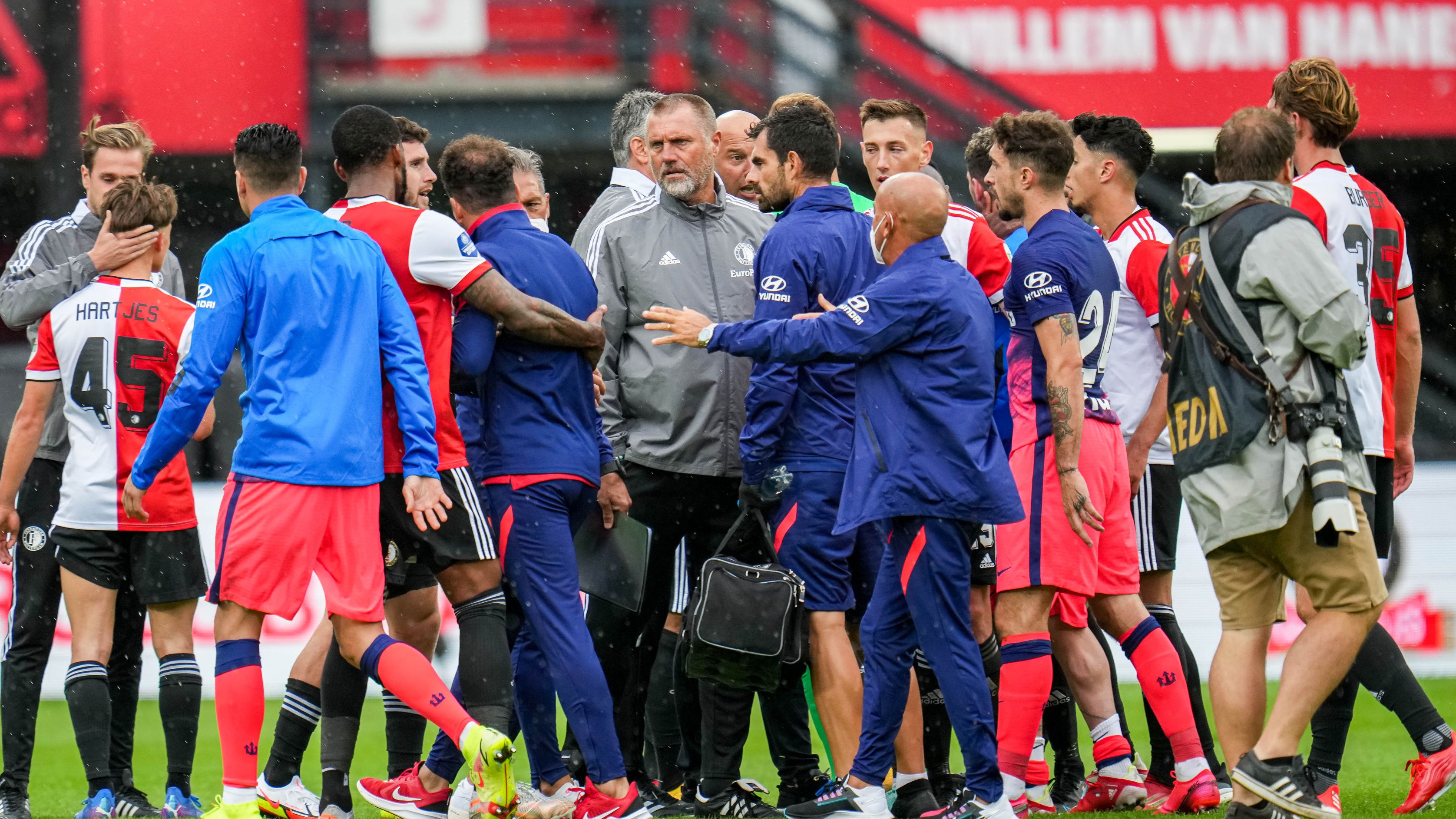 PSV'er Guus Til lacht om 'ruzie' met Atlético-trainer Diego Simeone ...