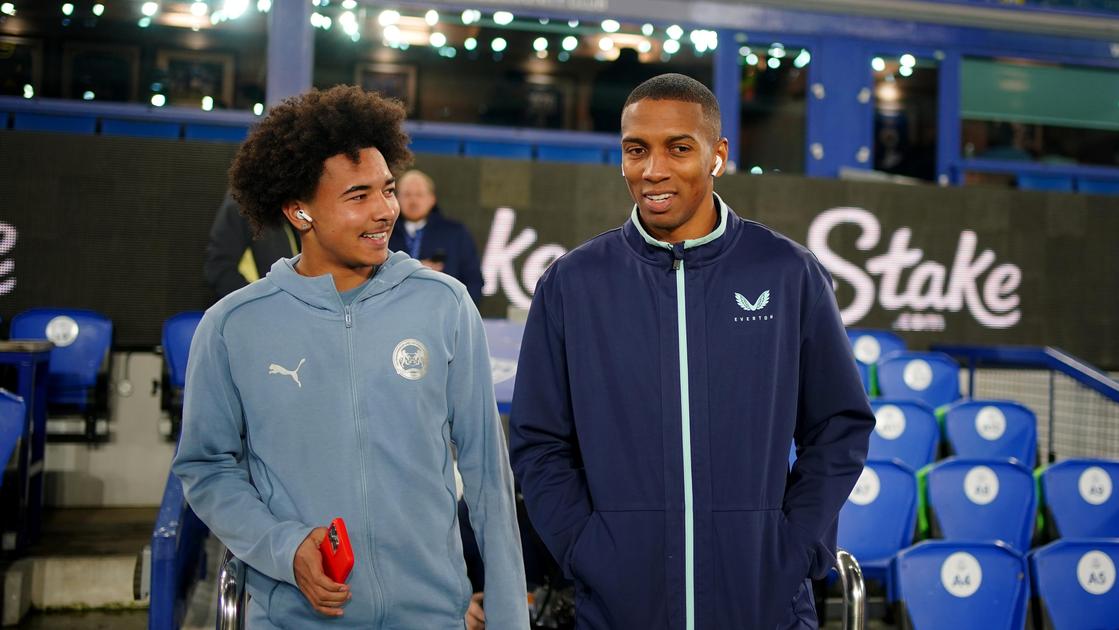 Enorme kans gemist: zoon (18) mag niet invallen tegen Premier League ...