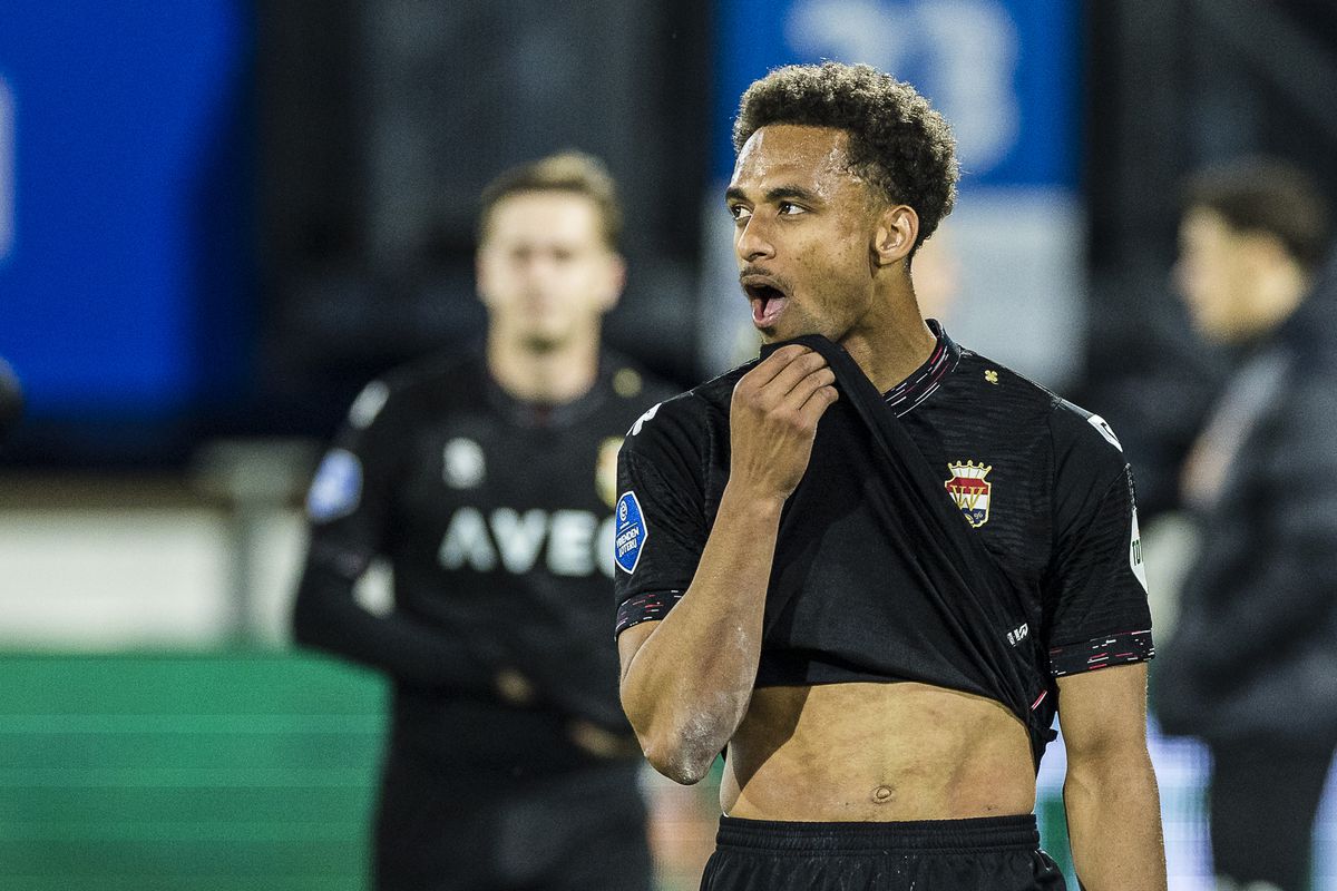 Boze Willem II-fans 'versieren' eigen stadion met spijkerharde ...