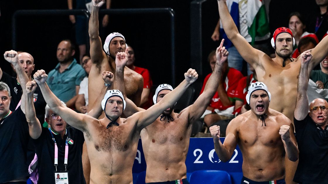Withete Italiaanse waterpoloërs laten uit protest rug zien tijdens ...