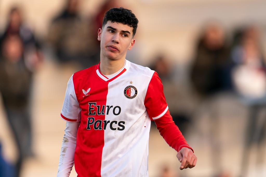 Zoon Robin van Persie treedt in voetsporen van zijn vader met ...
