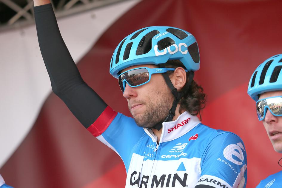Bizar: oud-wielrenner Thomas Dekker valt knock-out van zijn fiets ...