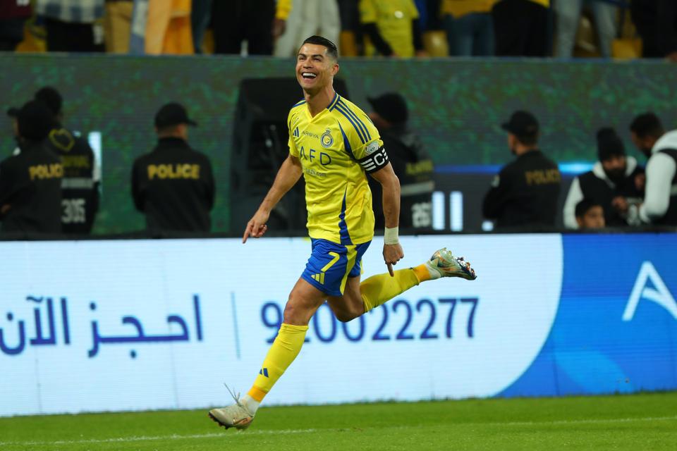Cristiano Ronaldo maakt eerste goal van het jaar en lacht keeper ...