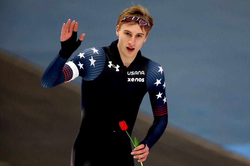 Schaatsfenomeen Jordan Stolz slaat wanhoopsaanval Patrick Roest af en ...