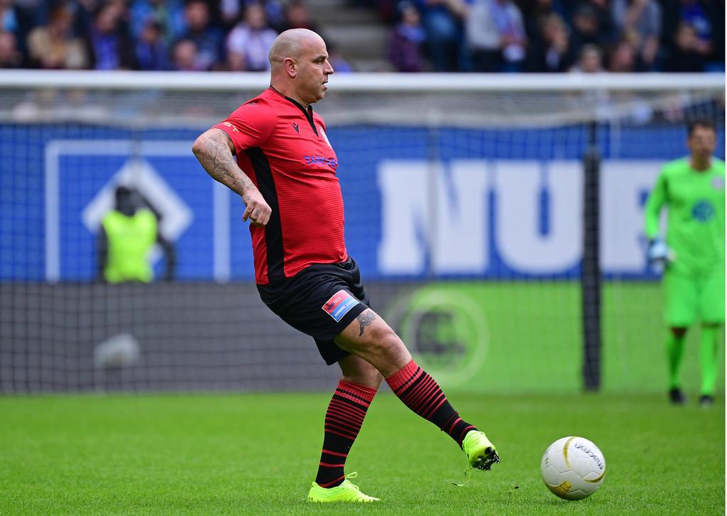 Oud-topvoetballer Andy van der Meijde meldt zich vol verbazing tijdens ...