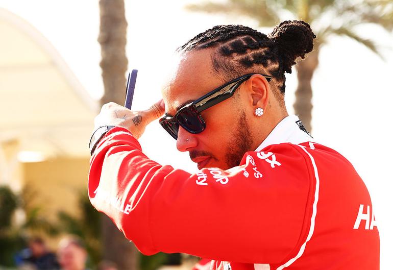 Lewis Hamilton reageert voor het eerst op liefdesgeruchten met ...