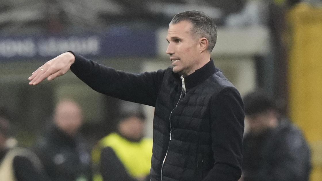 Feyenoord-trainer Robin van Persie geniet van eigen team en 'Italiaanse ...