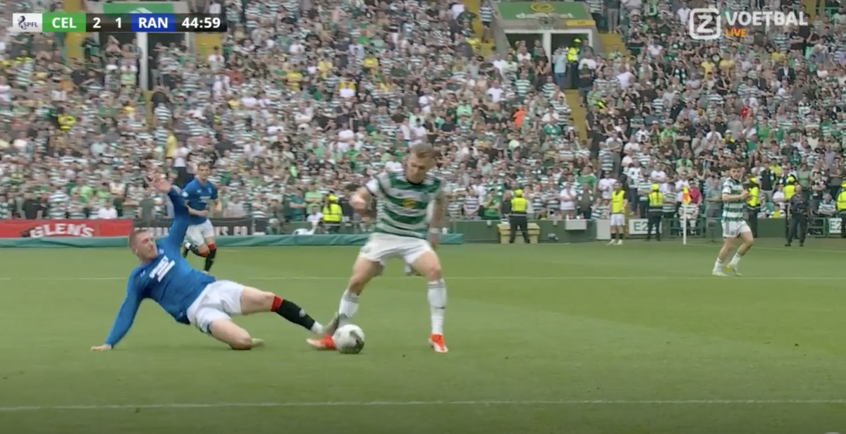 Tackle die je alleen in de Old Firm ziet: Rangers-speler krijgt rood ...