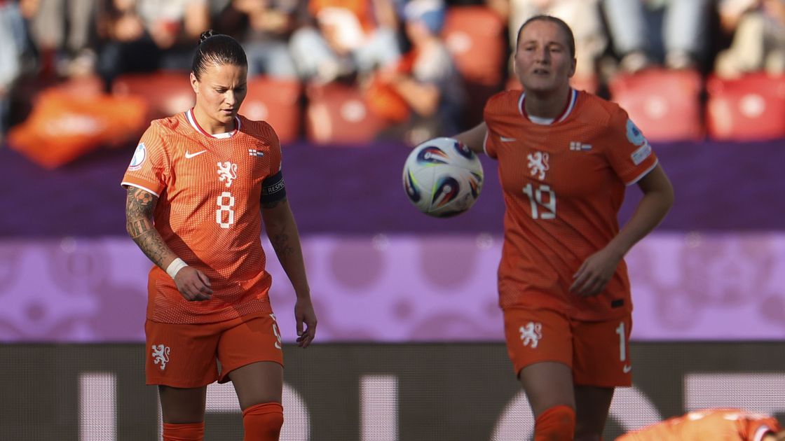 Veelbesproken topvoetbalster Sherida Spitse raakt geëmotioneerd bij ...