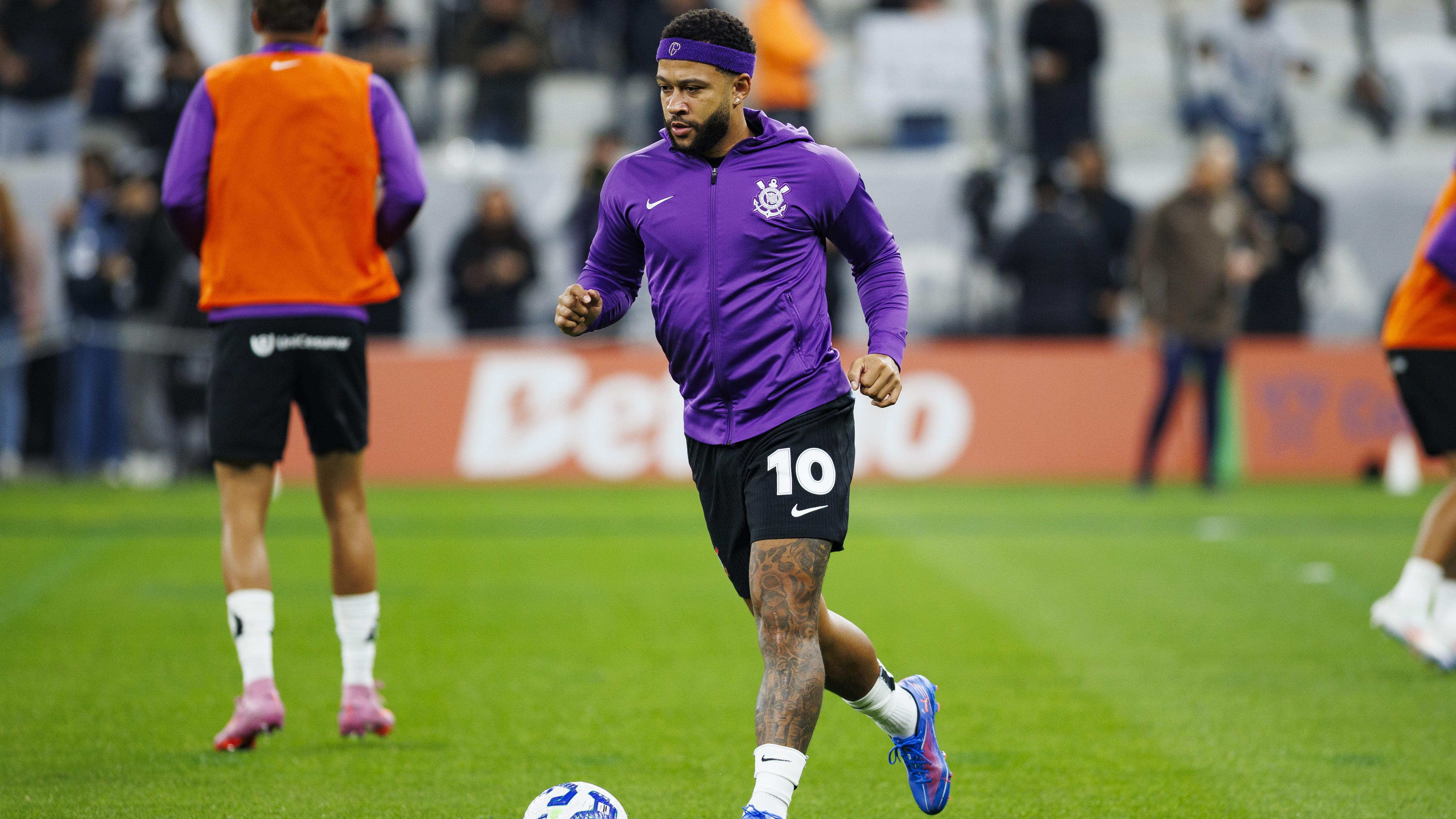 Flinke domper voor geëerde Memphis Depay, trainer maakt zich zorgen ...