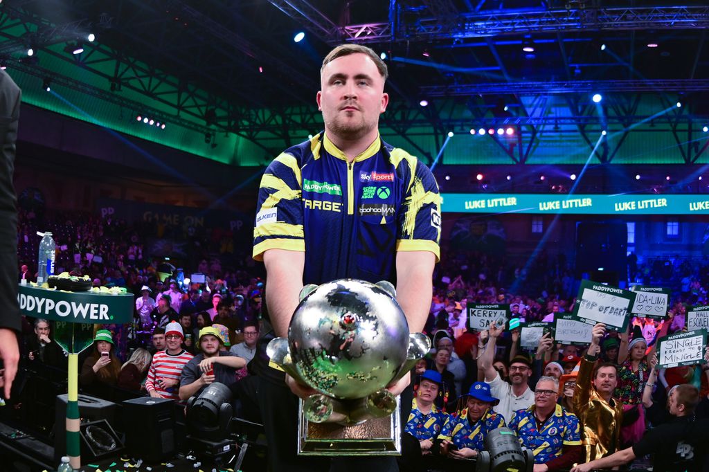 Topdarter Luke Littler klust vlak voor toernooi nog wat bij: 'Ik ga ze ...