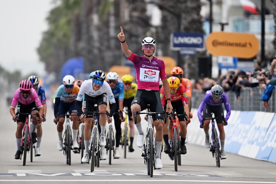 Mathieu van der Poel toont spierballen en spurt dominant naar tweede ...
