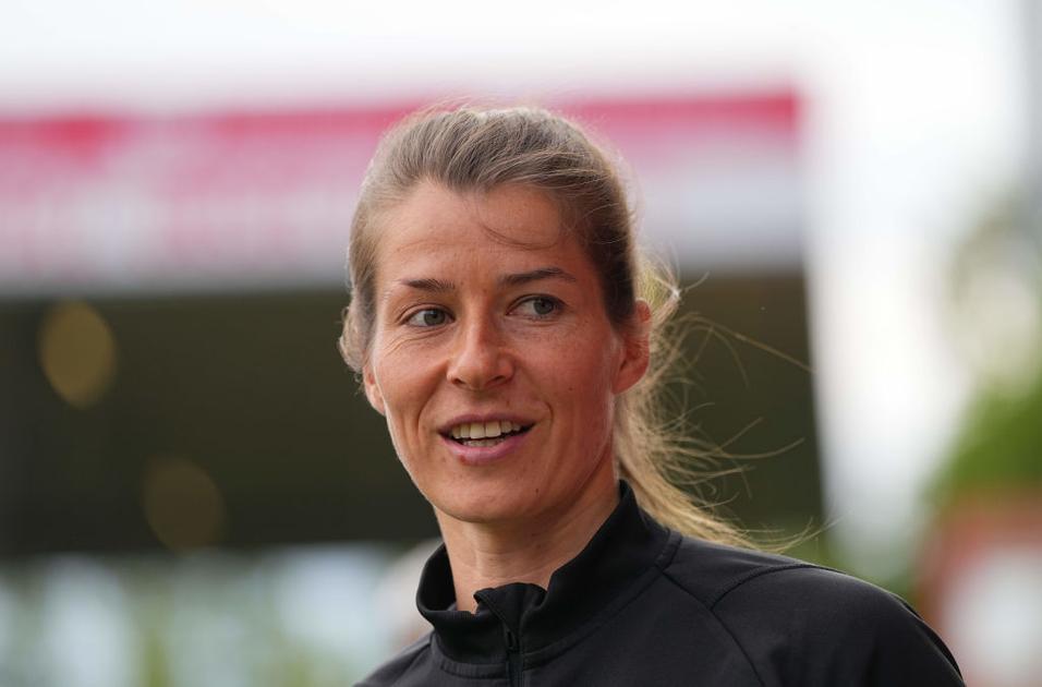 Uniek moment in Europees voetbal: eerste vrouwelijke trainer ooit bij ...
