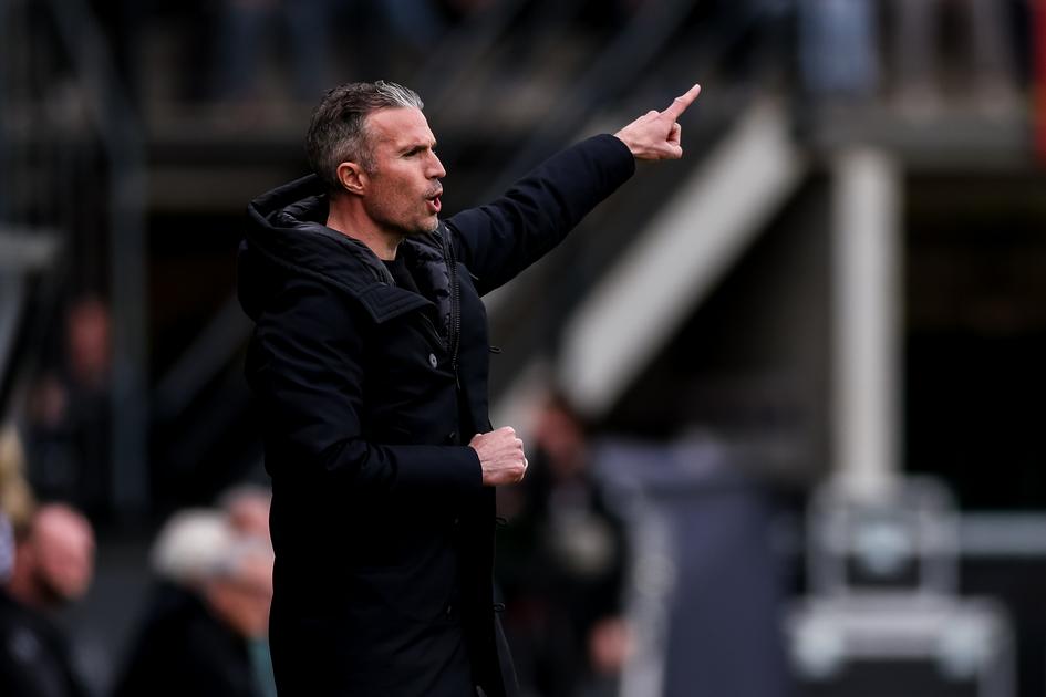 Feyenoord-coach Robin van Persie fileert scheidsrechter na 'dramatische ...