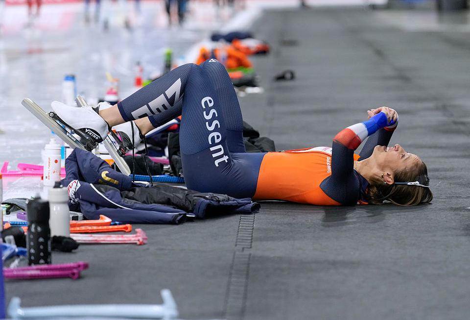 Topschaatsster Suzanne Schulting valt en scheurt uit pak: eerste World ...