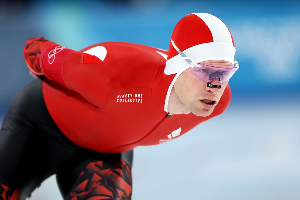 Drama op olympische 10.000 meter: Deense schaatser beëindigt rit ...