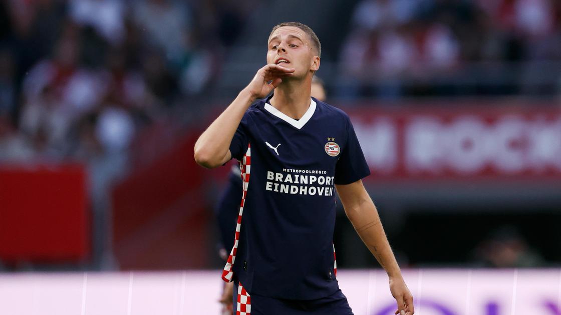 Topvoetballer Joey Veerman (27) toont liefdesgeluk na opmerkelijke ...