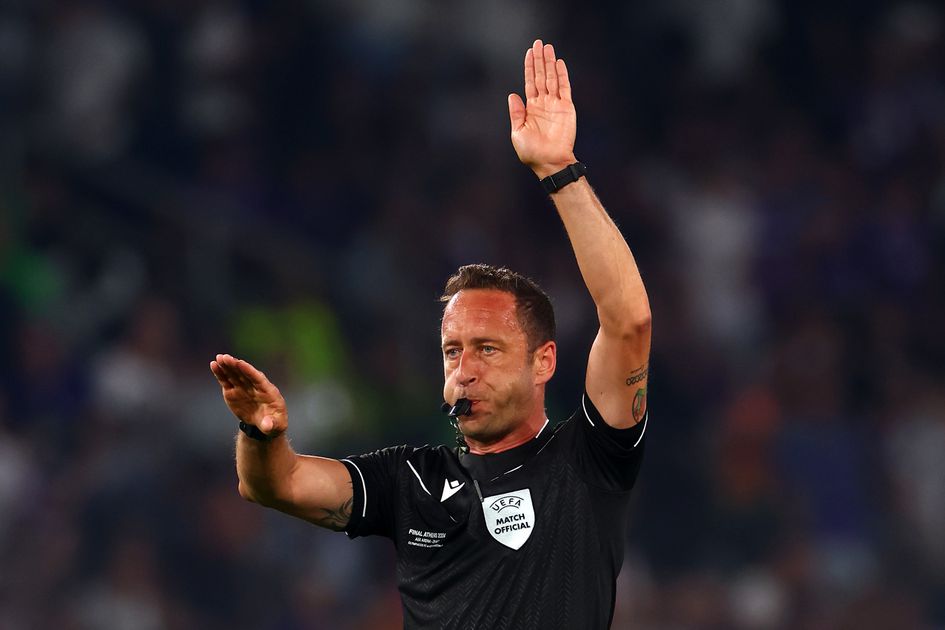 Dit is de scheidsrechter tijdens het duel Nederland - Polen op het EK ...