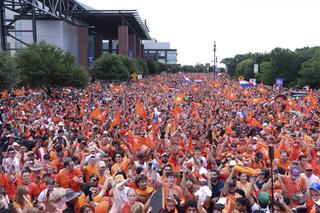 Oranje-fans zorgen voor totale gekte op WK: duizenden fans nemen Dallas ...