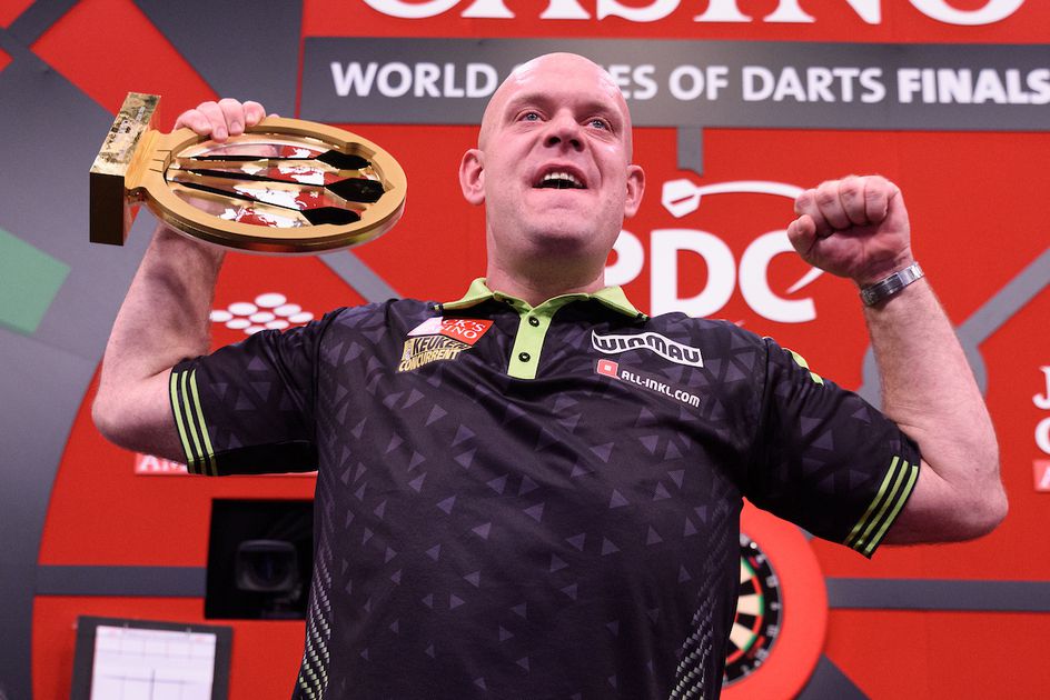 Herboren topdarter Michael van Gerwen barst van emotie na winst World Series of Darts Finals ...