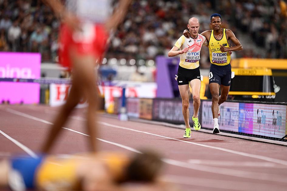 Hartverwarmend moment op WK atletiek: atleet laat eigen kansen lopen om ...