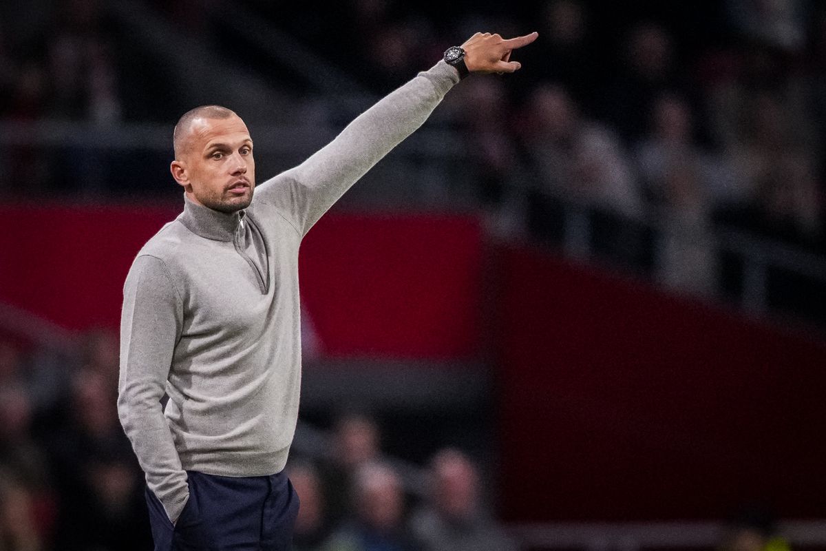 John Heitinga duikt na ontslag bij Ajax op als assistent-trainer in ...