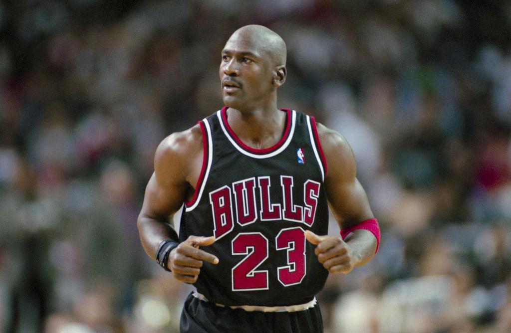 Basketbalicoon Michael Jordan (62) maakt spectaculaire comeback in NBA ...