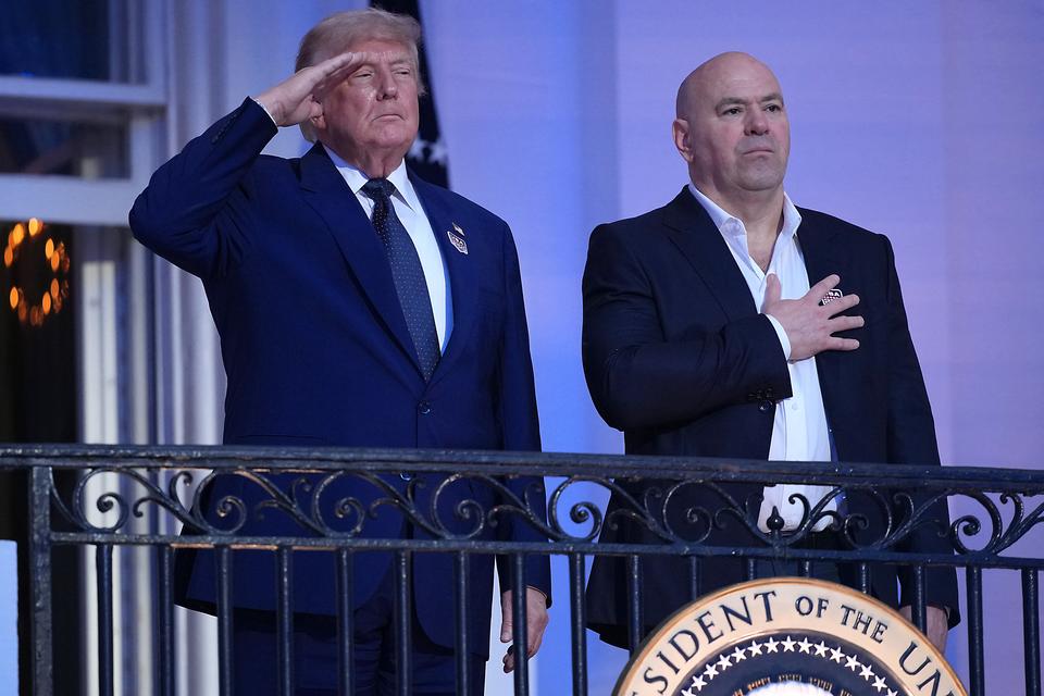 UFC-vechter geeft bijzonder cadeau aan president Donald Trump ...
