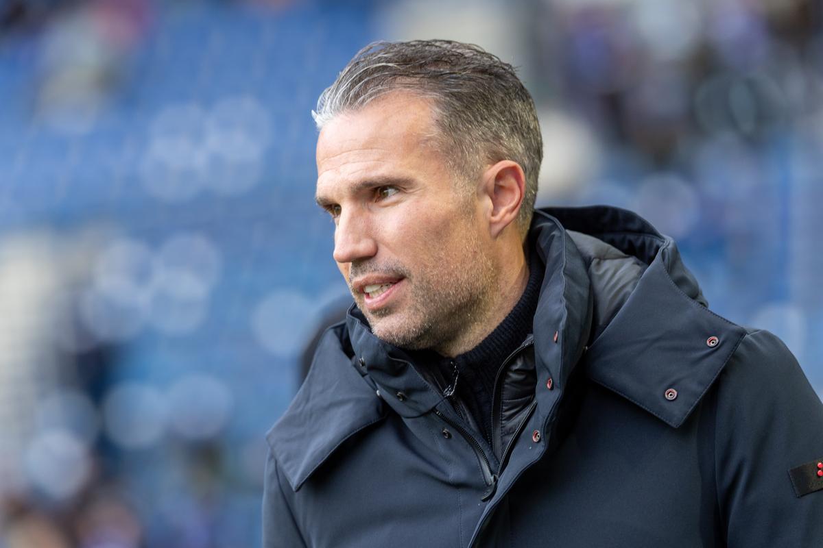 Feyenoord-trainer Robin van Persie haalt uit naar media met oproep aan ...