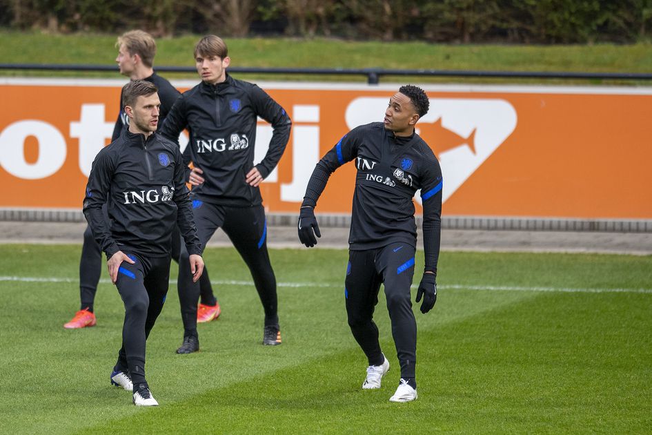 'Ajax heeft vijf opties voor vervangen Devyne Rensch: twee oude ...