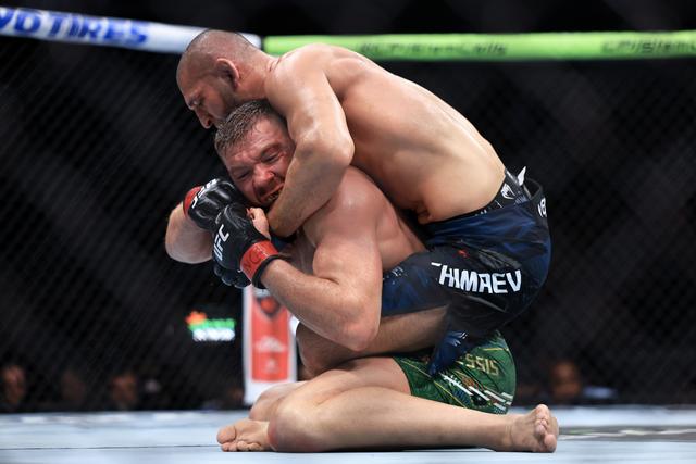 Sensatie in UFC: uitdager Khamzat Chimaev vernedert regerend kampioen ...