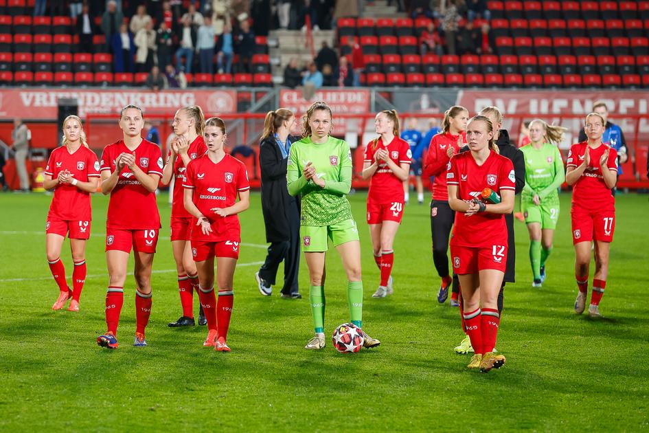 FC Twente-fans weerleggen kritiek op 'pijnlijk lege' Grolsch Veste in ...