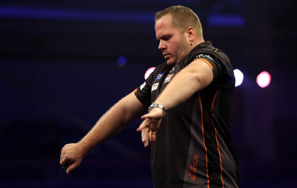 Magie van topdarter Dirk van Duijvenbode: Aubergenius zet boel op de kop met negendarter bij ...