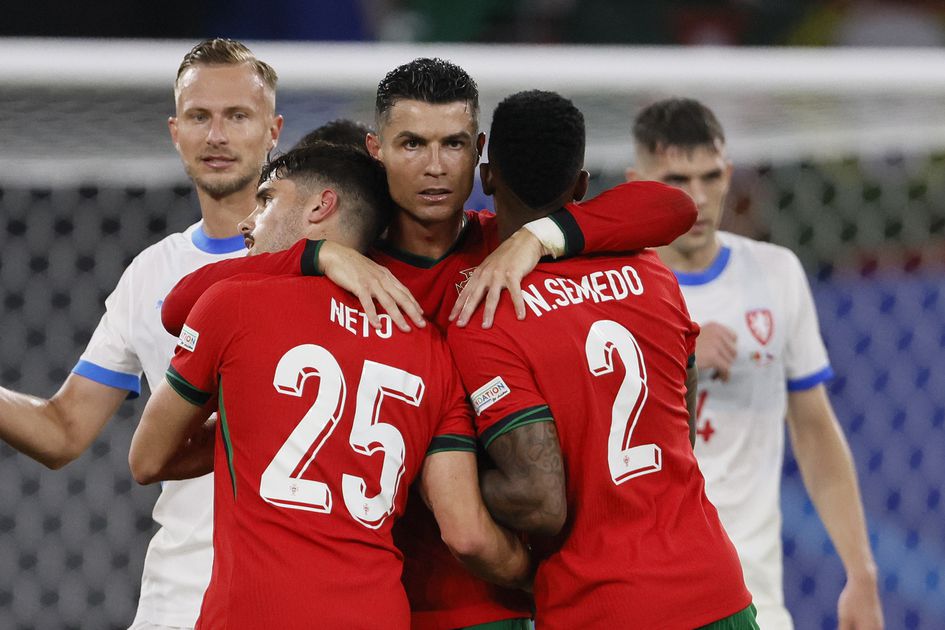 Cristiano Ronaldo zorgt voor verbazing op EK: 'Moet hij nog wel de eerste spits van Portugal ...