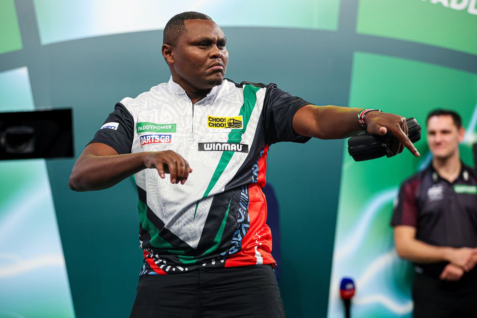 Dit is David Munyua, dé sensatie van het WK darts: Keniaanse dierenarts ...