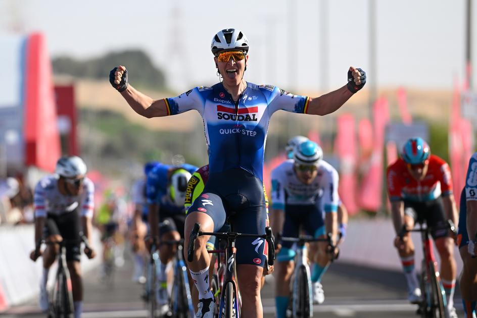 Tim Merlier weer beste in sprint UAE Tour; Nederlanders maken podium ...