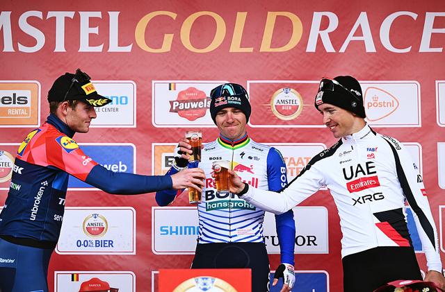 Verrassende winnares Amstel Gold Race pakt samen met Remco Evenepoel ...