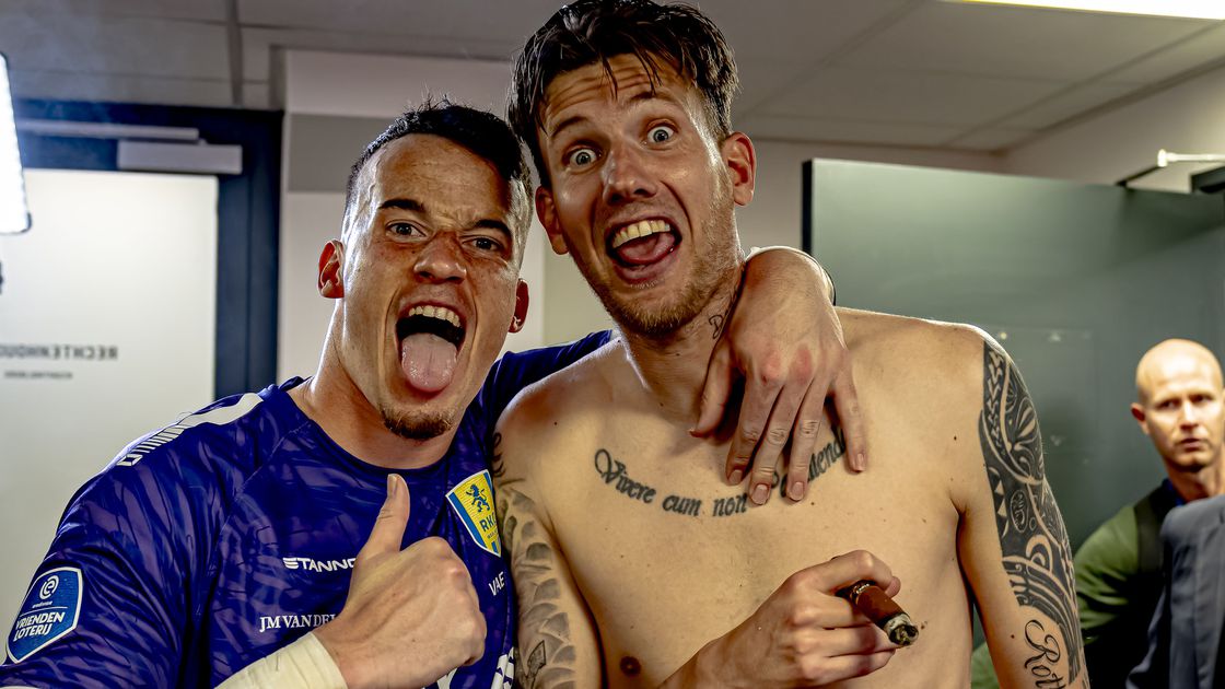 Michiel Kramer zingt Feyenoord-nummer en rookt dikke sigaar na de ...