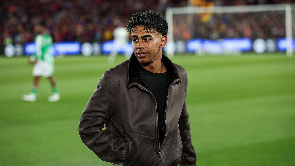 Lamine Yamal wakkert liefdesgeruchten opnieuw aan: topvoetballer hand ...