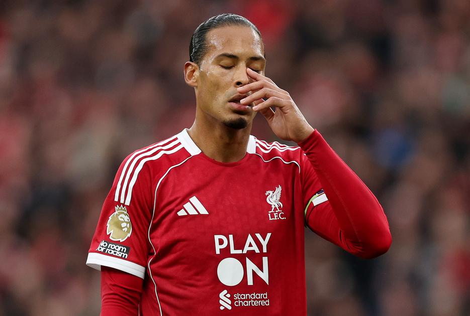 Virgil van Dijk zorgt voor bizar moment: Liverpool-aanvoerder takelt ...