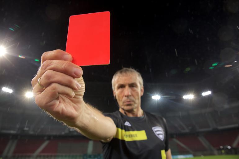 Chaos na ongekende taferelen op voetbalveld: scheidsrechter deelt ...