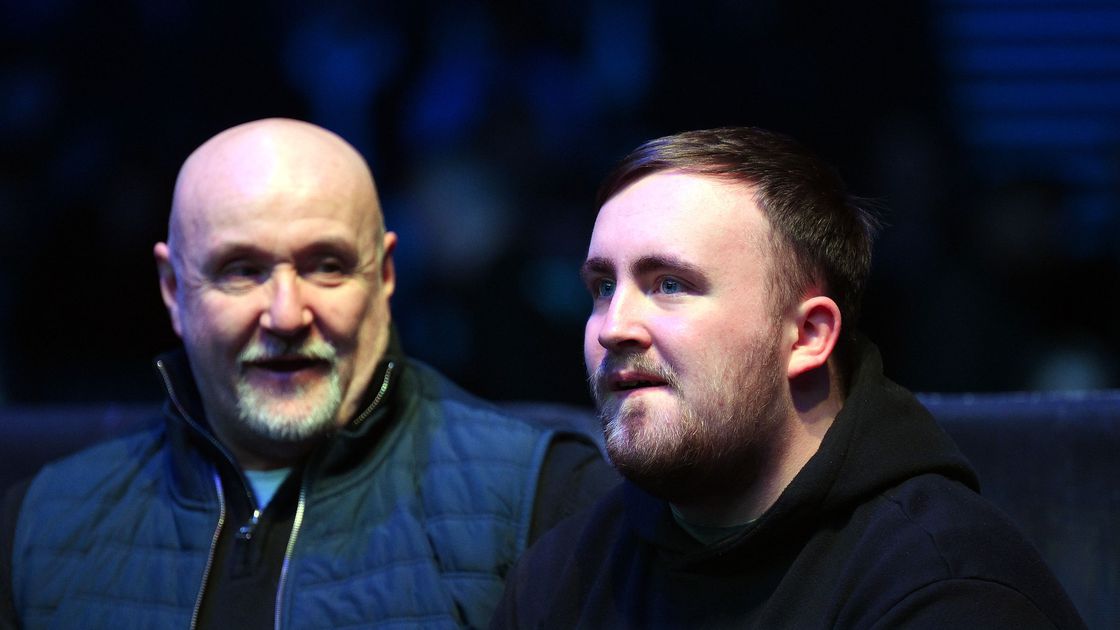 Luke Littler neemt beveiliger van beroemde voetballers in de arm tegen ...