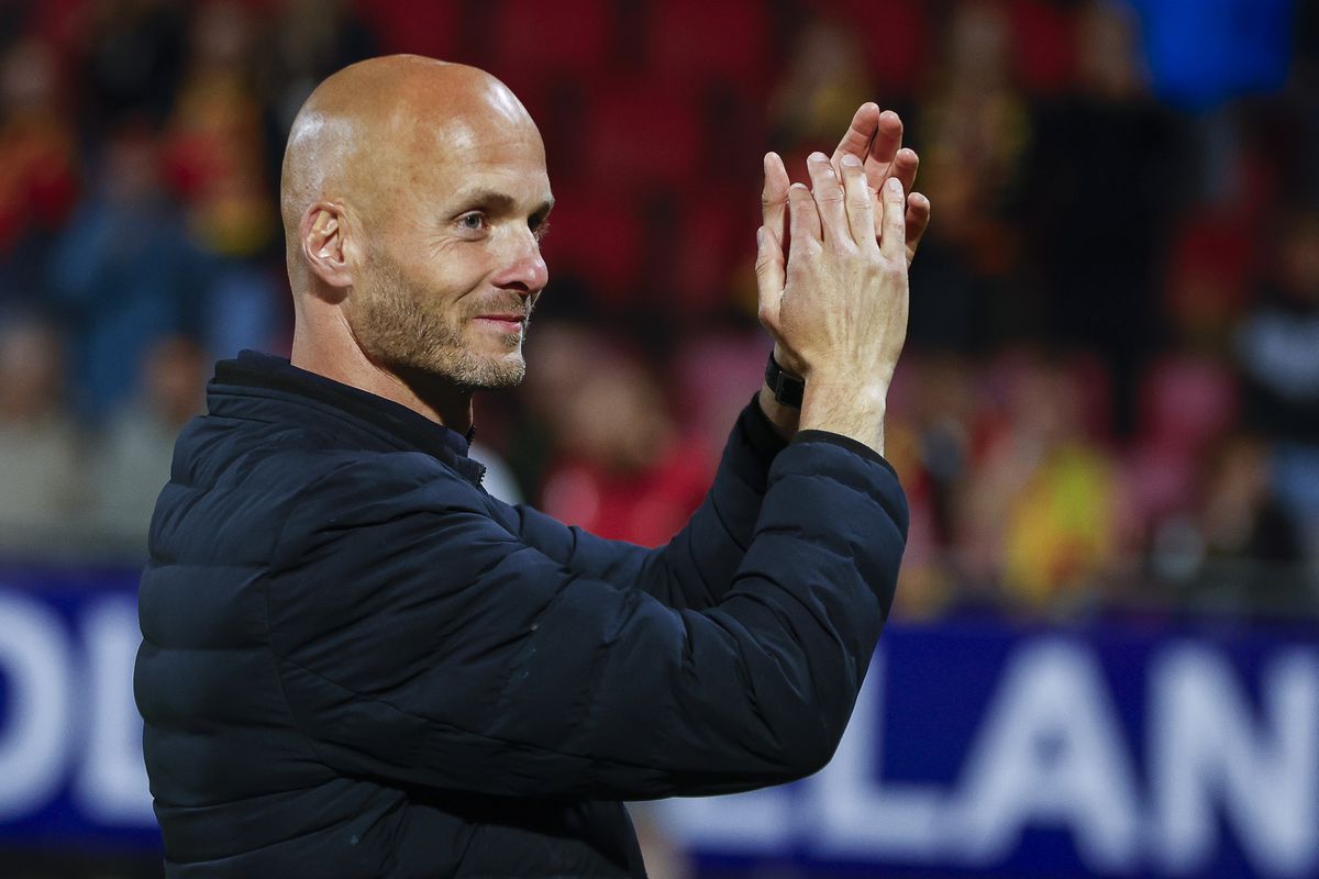 Dit is Paul Simonis: 'onbekende' toptrainer die naast baan bij Ajax ...